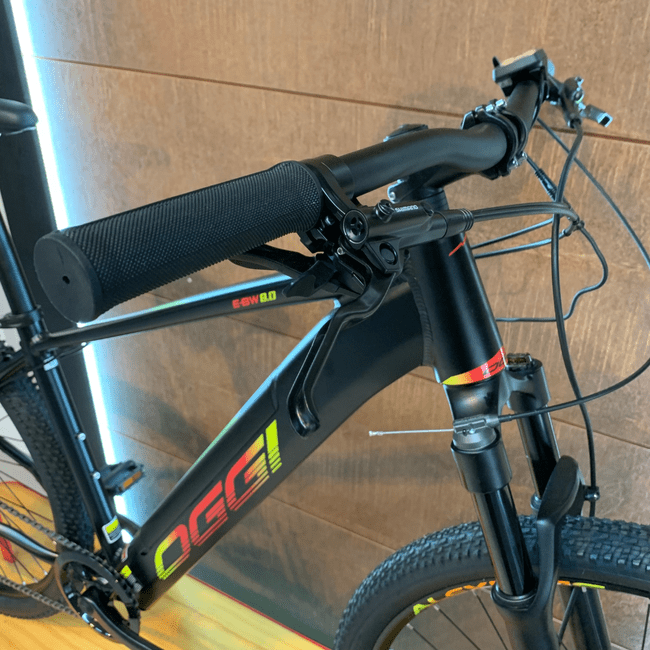 Bicicleta Oggi Big Wheel 8.0 Acera 8v Preto/Vermelho/Amarelo - Shopbike